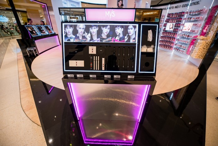 MISTINE POP UP BOOTH @ CENTRAL WORLD – NEO EXHIBIT CO.,LTD.