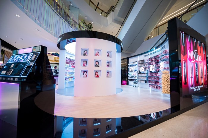 MISTINE POP UP BOOTH @ CENTRAL WORLD – NEO EXHIBIT CO.,LTD.