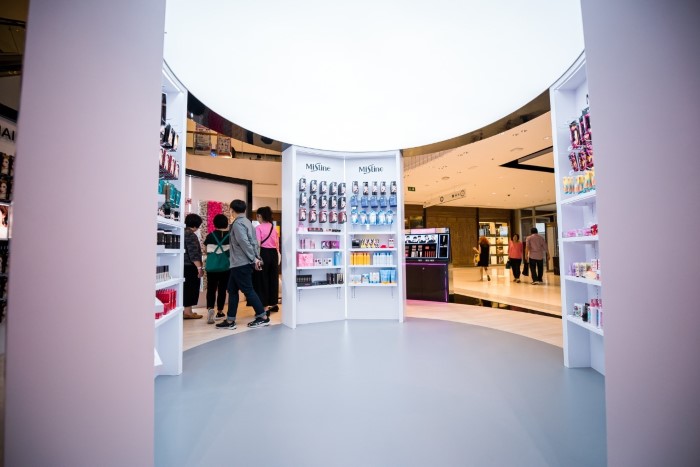 MISTINE POP UP BOOTH @ CENTRAL WORLD – NEO EXHIBIT CO.,LTD.